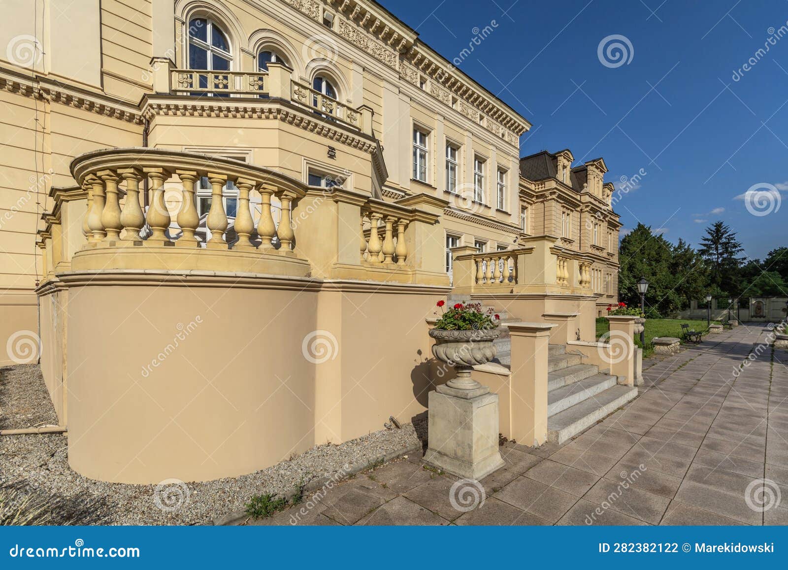 Palace and Park Complex in Ostromecko, Poland. Editorial Photography ...