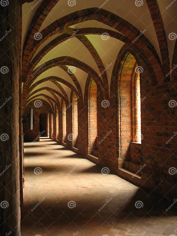 Claustro arqueado viejo foto de archivo. Imagen de castillo - 999998