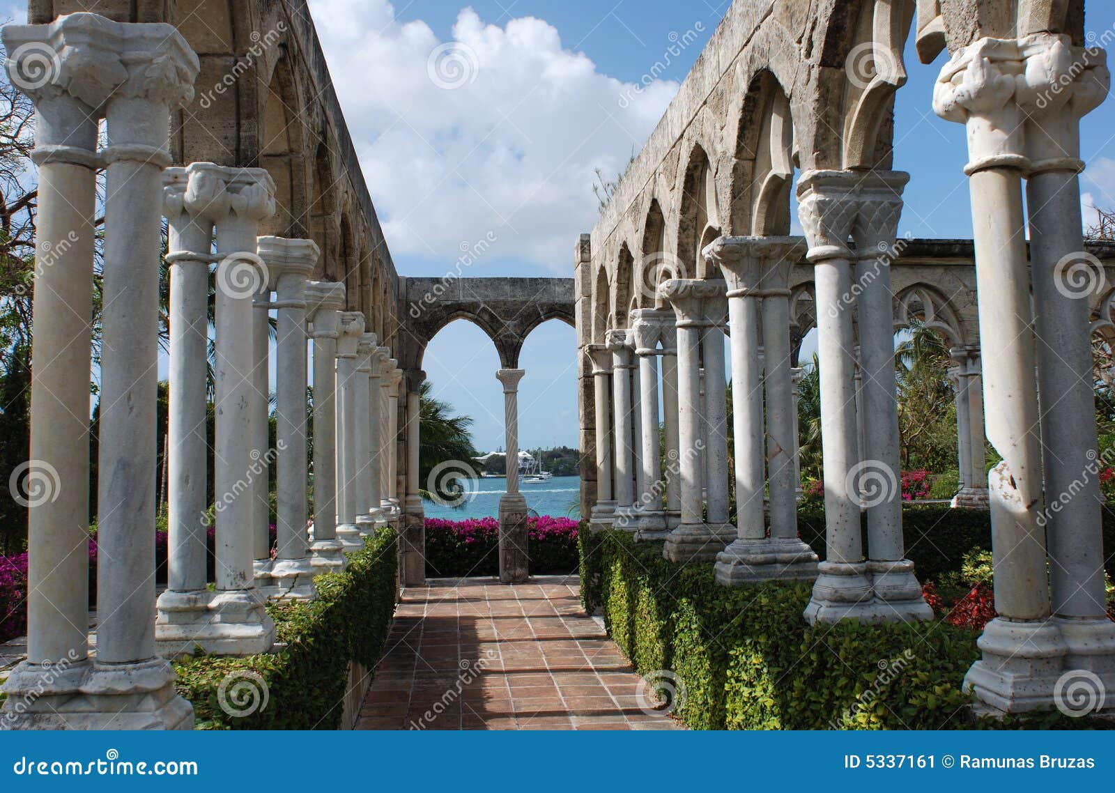 Claustro interior imagen de archivo. Imagen de isla, manera - 5337161