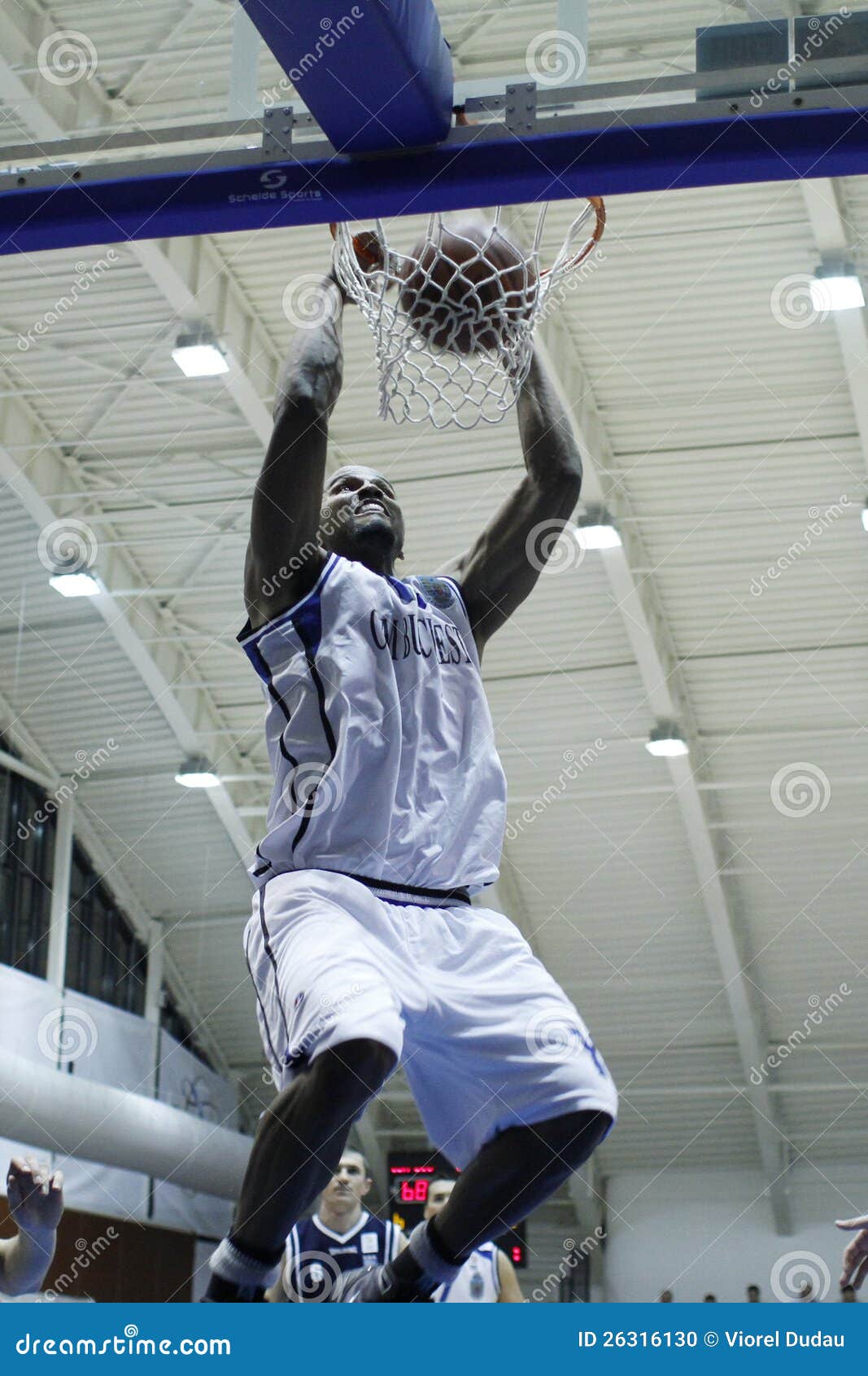 Clavada De Golpe Del Baloncesto Imagen editorial - Imagen de tiro ...
