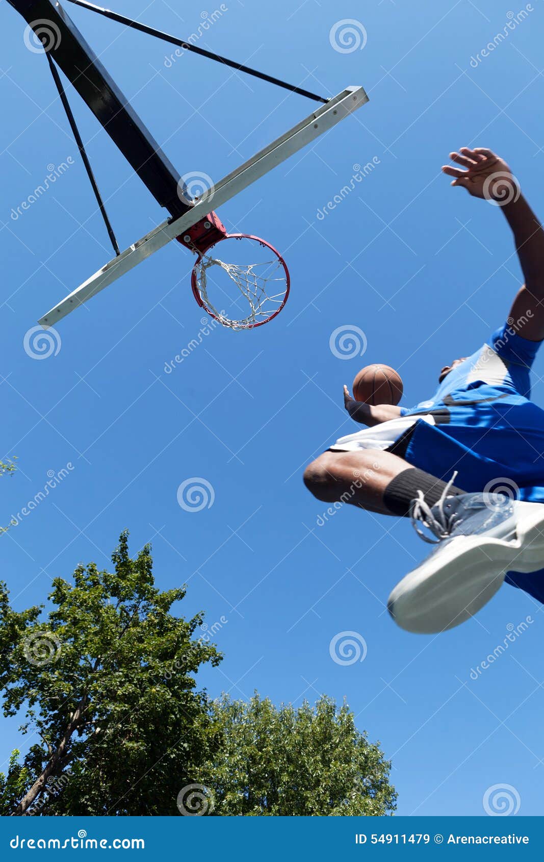 Clavada Del Baloncesto De Debajo Imagen de archivo - Imagen de retrato ...