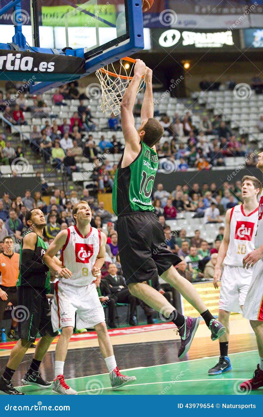 Clavada Del Golpe Del Baloncesto Imagen de archivo editorial - Imagen ...