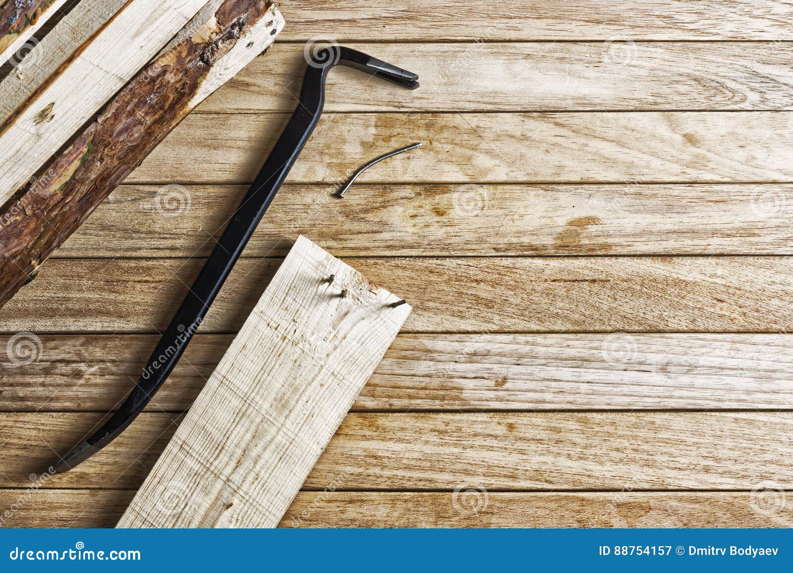 Clavando La Herramienta Para Extraer Clavos Imagen de archivo - Imagen ...