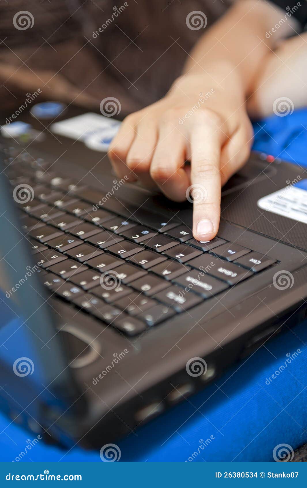 Claves De La Computadora Portátil Foto de archivo - Imagen de mano ...
