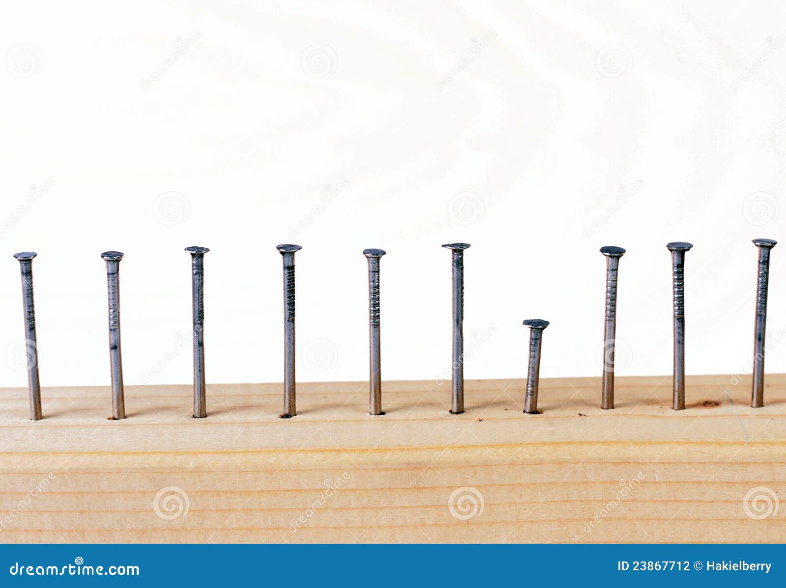 Clavos En Tablón De Madera. Foto de archivo - Imagen de modelo, hierro ...