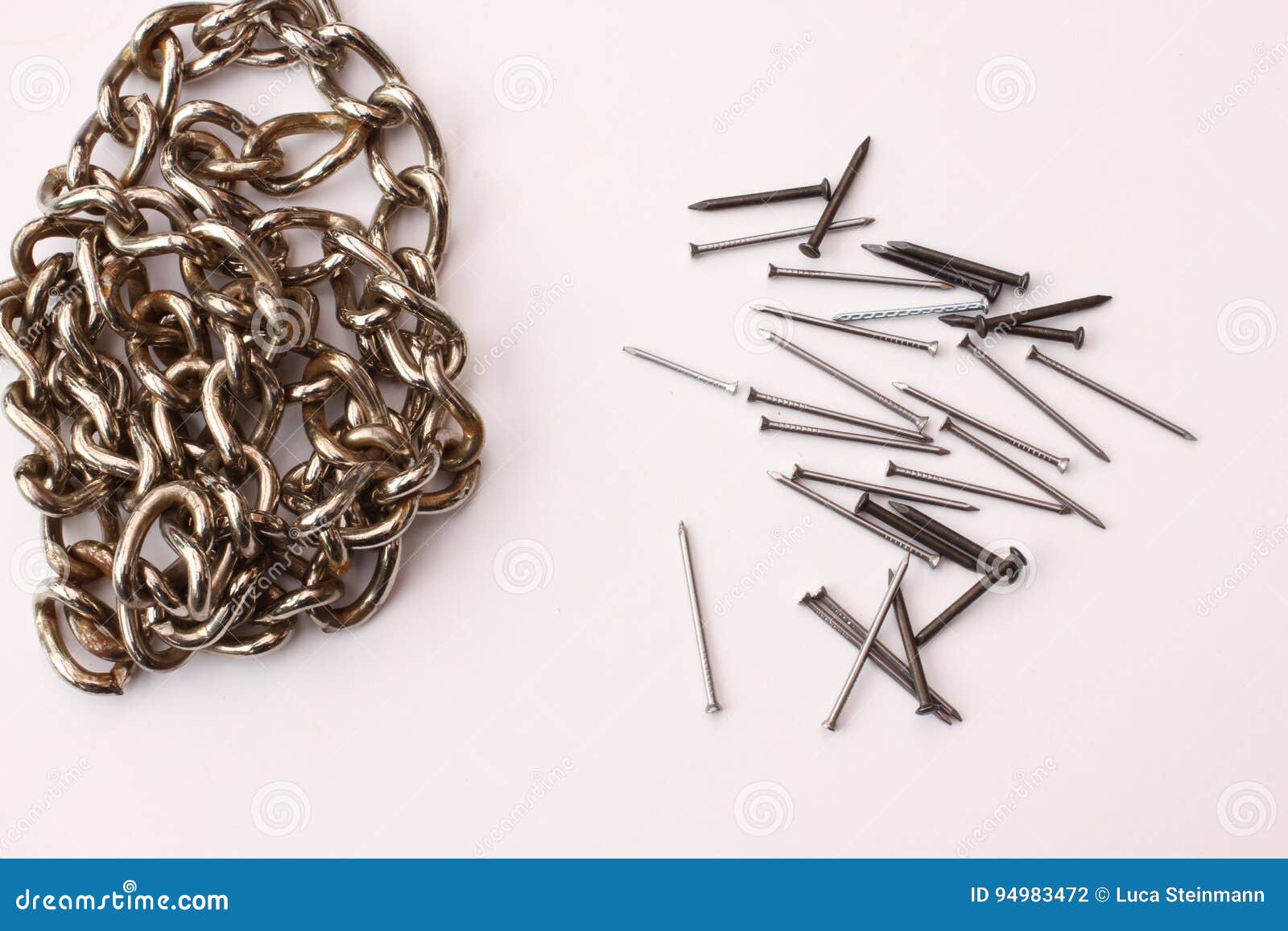 Clavos Y Cadena En La Tabla Blanca Foto de archivo - Imagen de primer ...