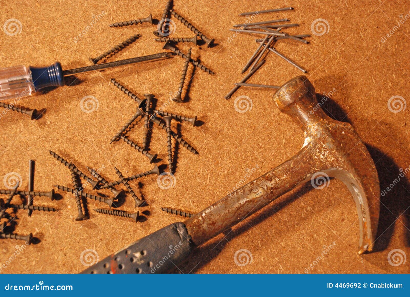 Clavos Y Tornillos Del Martillo Foto de archivo - Imagen de hardware ...