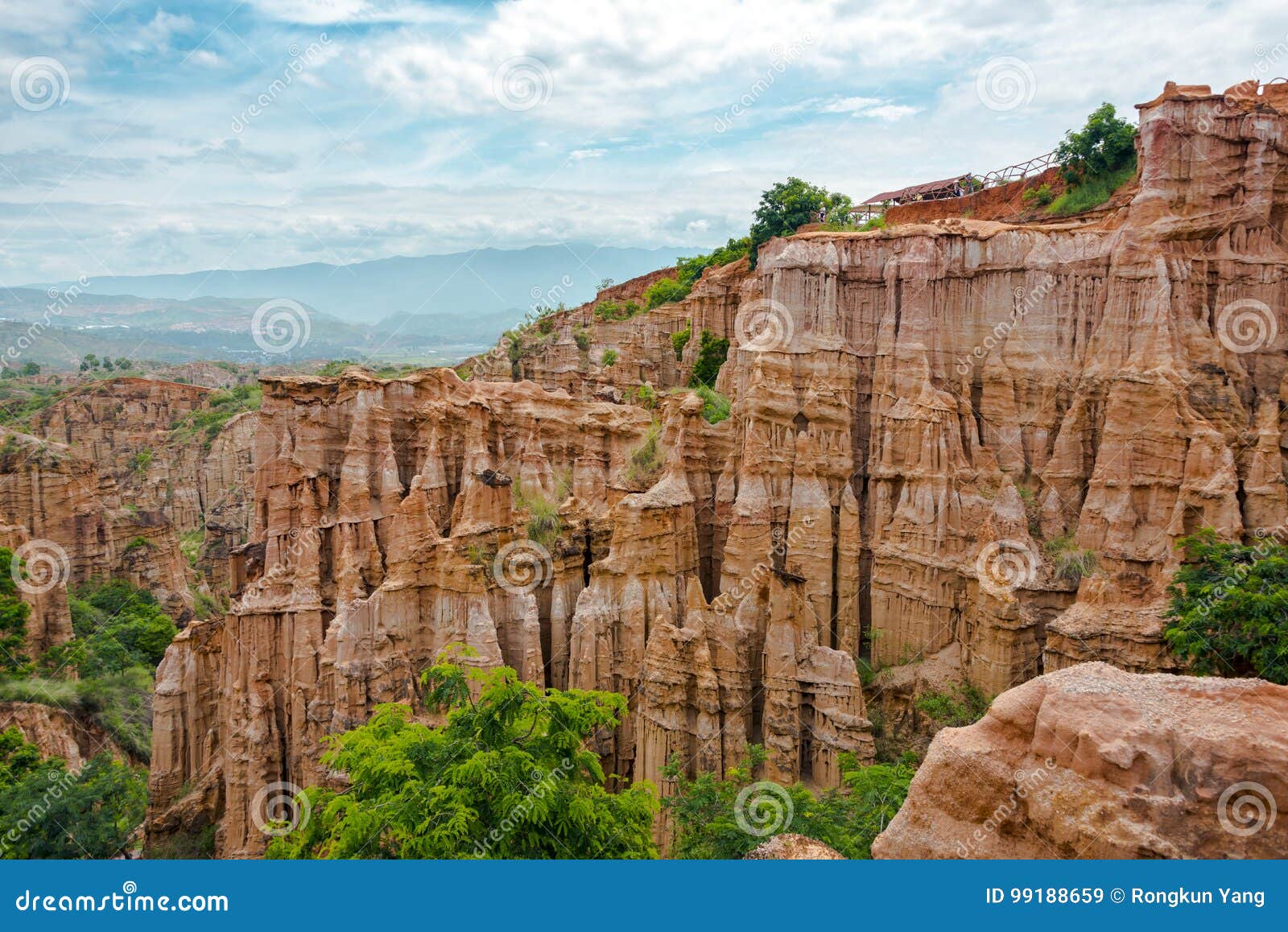 Clay Forest in Yuanmou in China Stock Afbeelding - Image of reis ...