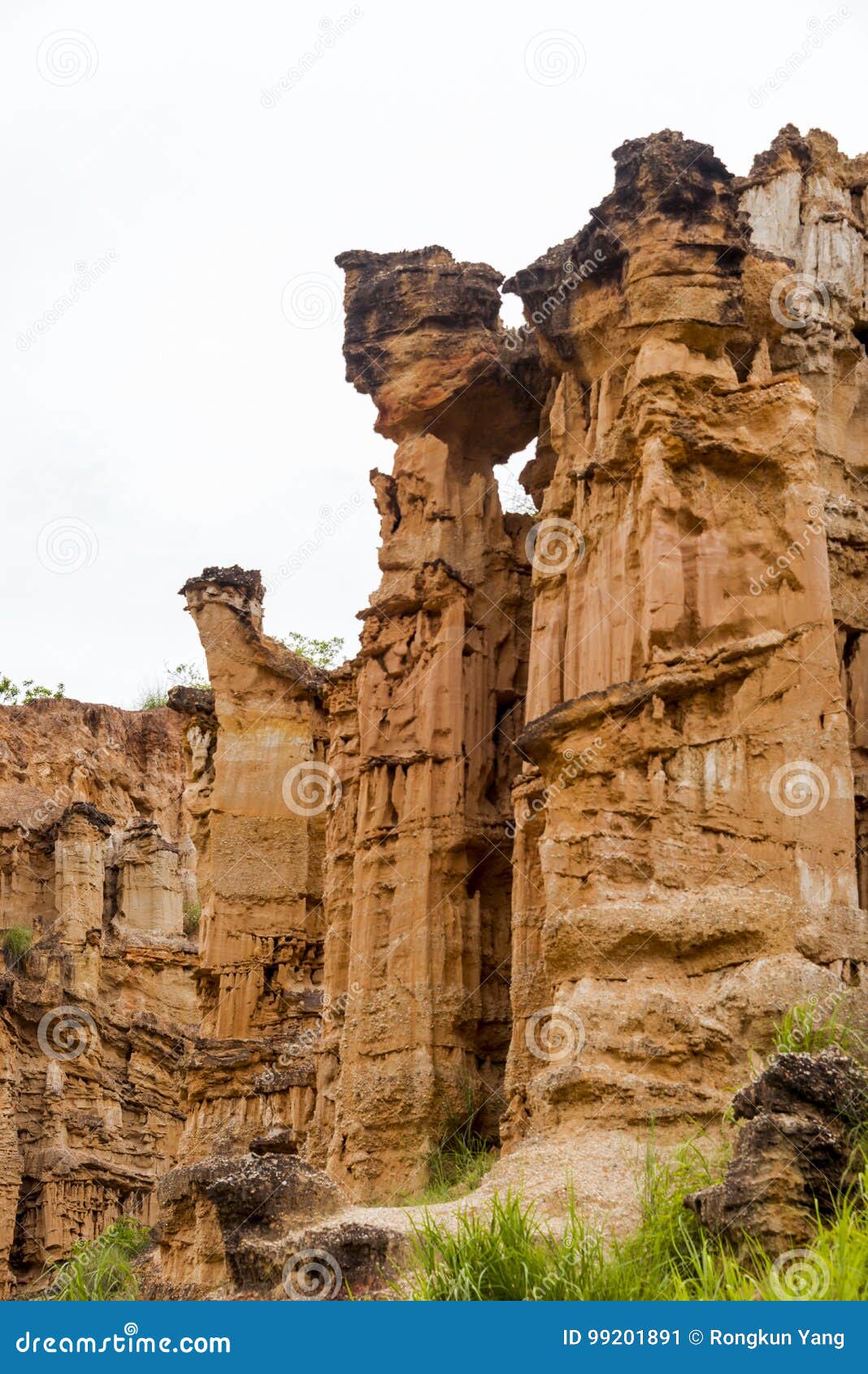 Clay Forest in Yuanmou in China Stock Afbeelding - Image of bewolkt ...