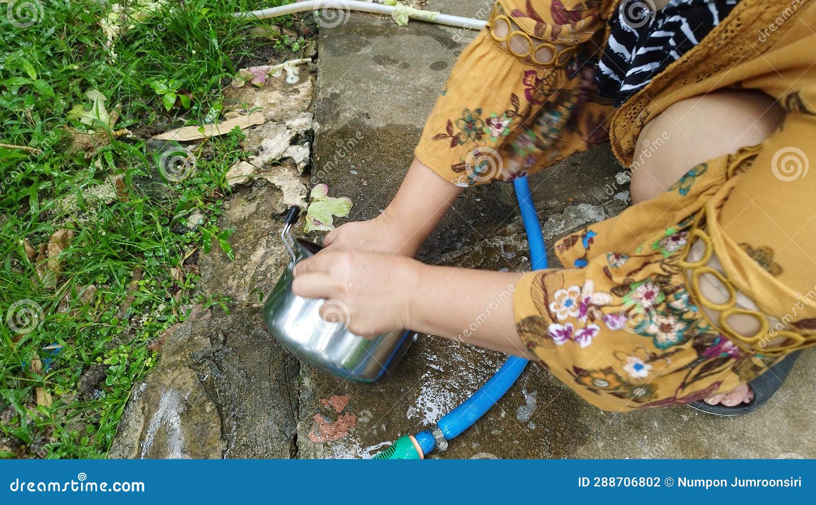 Clean the Pot with a Pot Scrubber Stock Photo - Image of cleaner, soap ...
