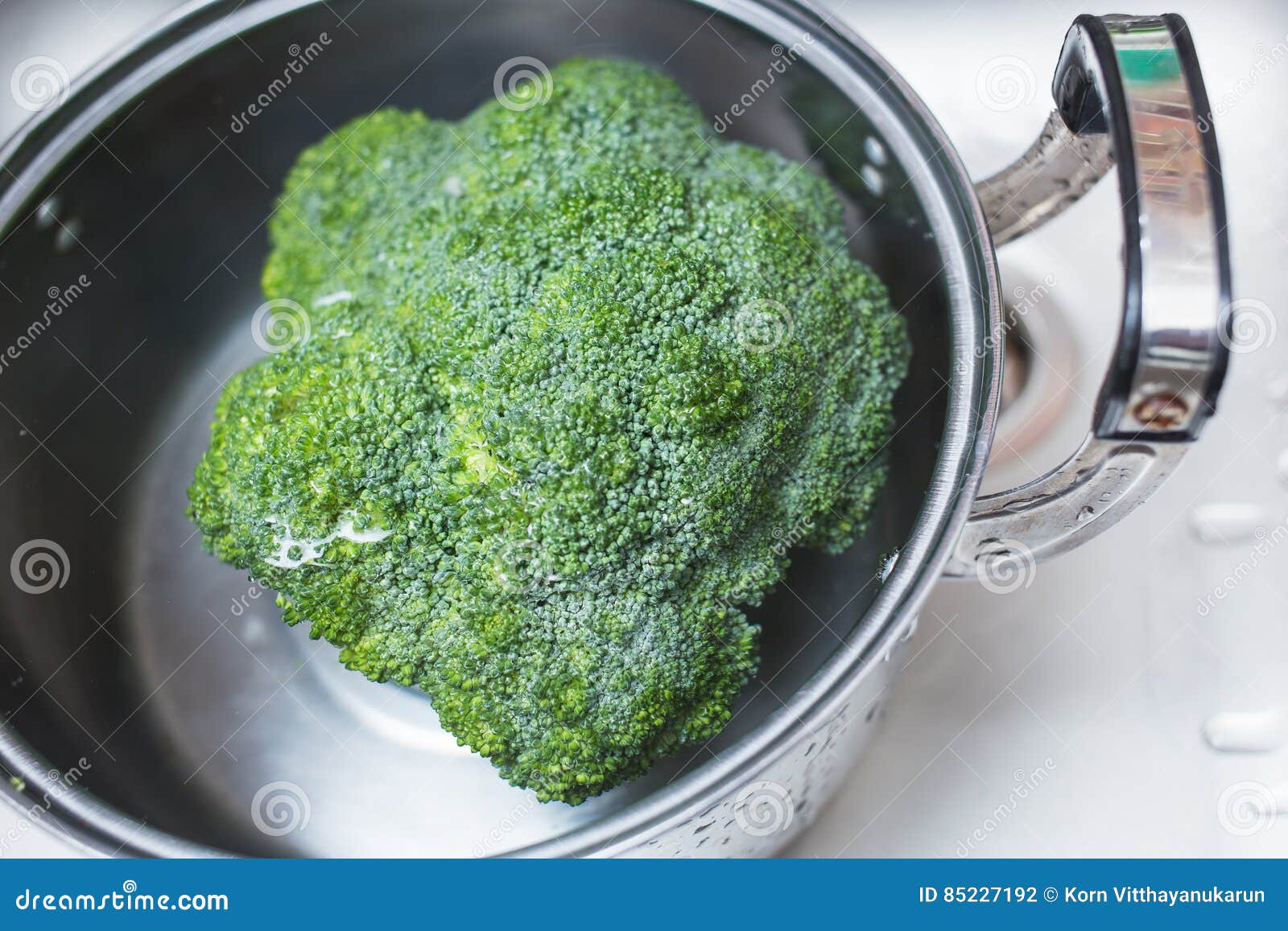 Clean Water with Vegetable Rinse Washing Broccoli Stock Photo - Image ...