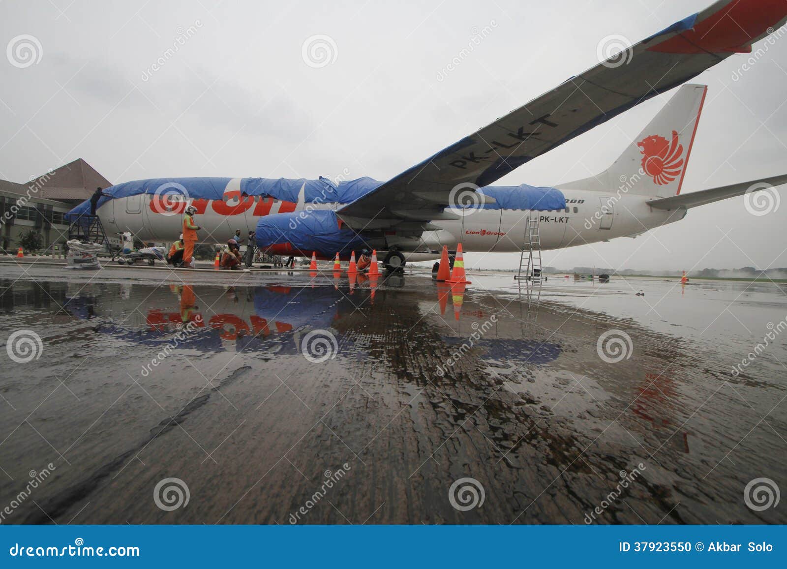 Cleaning Airport from Volcanic Ash Editorial Image - Image of plane ...