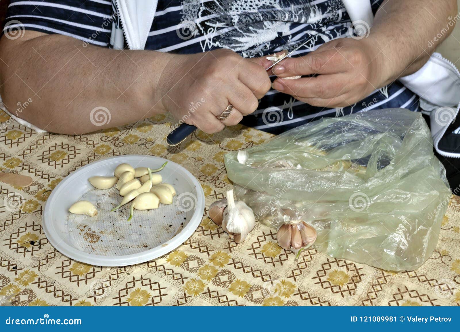 Cleaning garlic cloves stock image. Image of cholesterol - 121089981