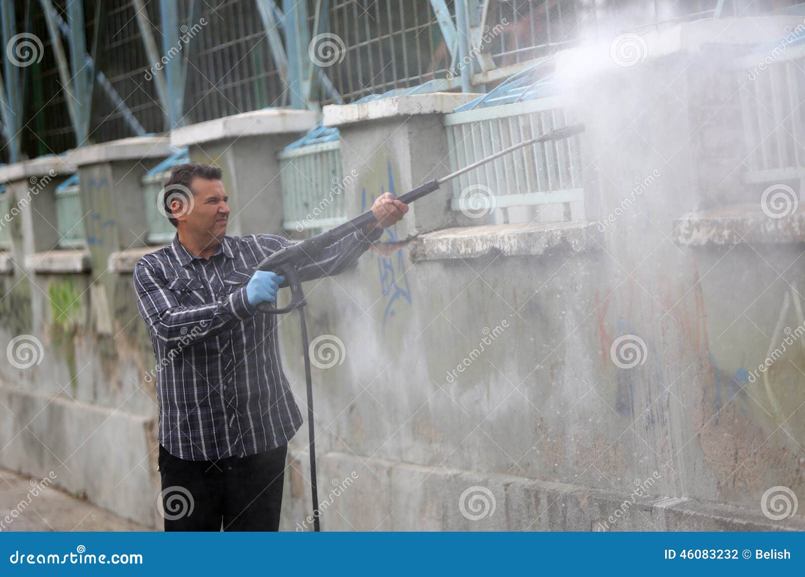 Cleaning graffiti editorial photography. Image of city - 46083232