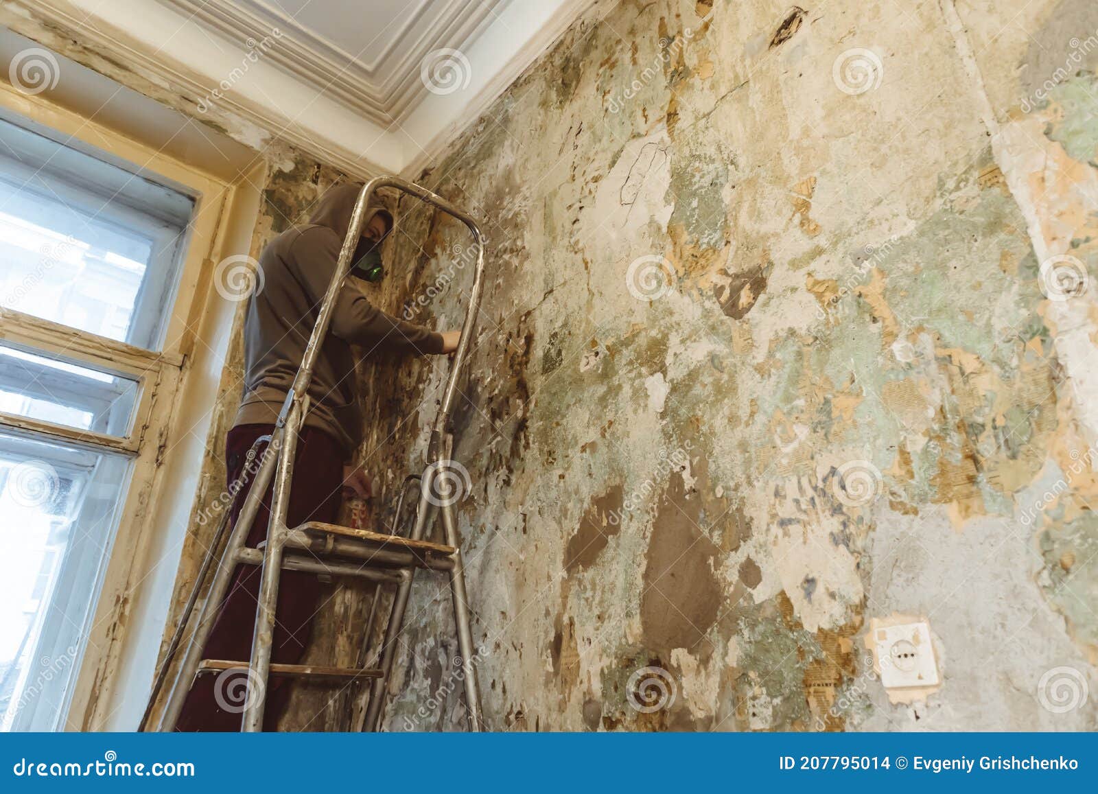 Cleaning Grinding the Walls from Wallpaper Worker Painter Mask Stock ...