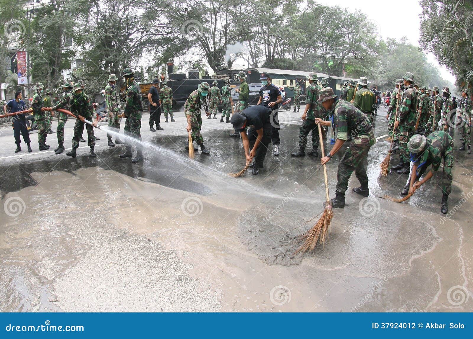 Cleaning mud editorial photography. Image of transportation - 37924012