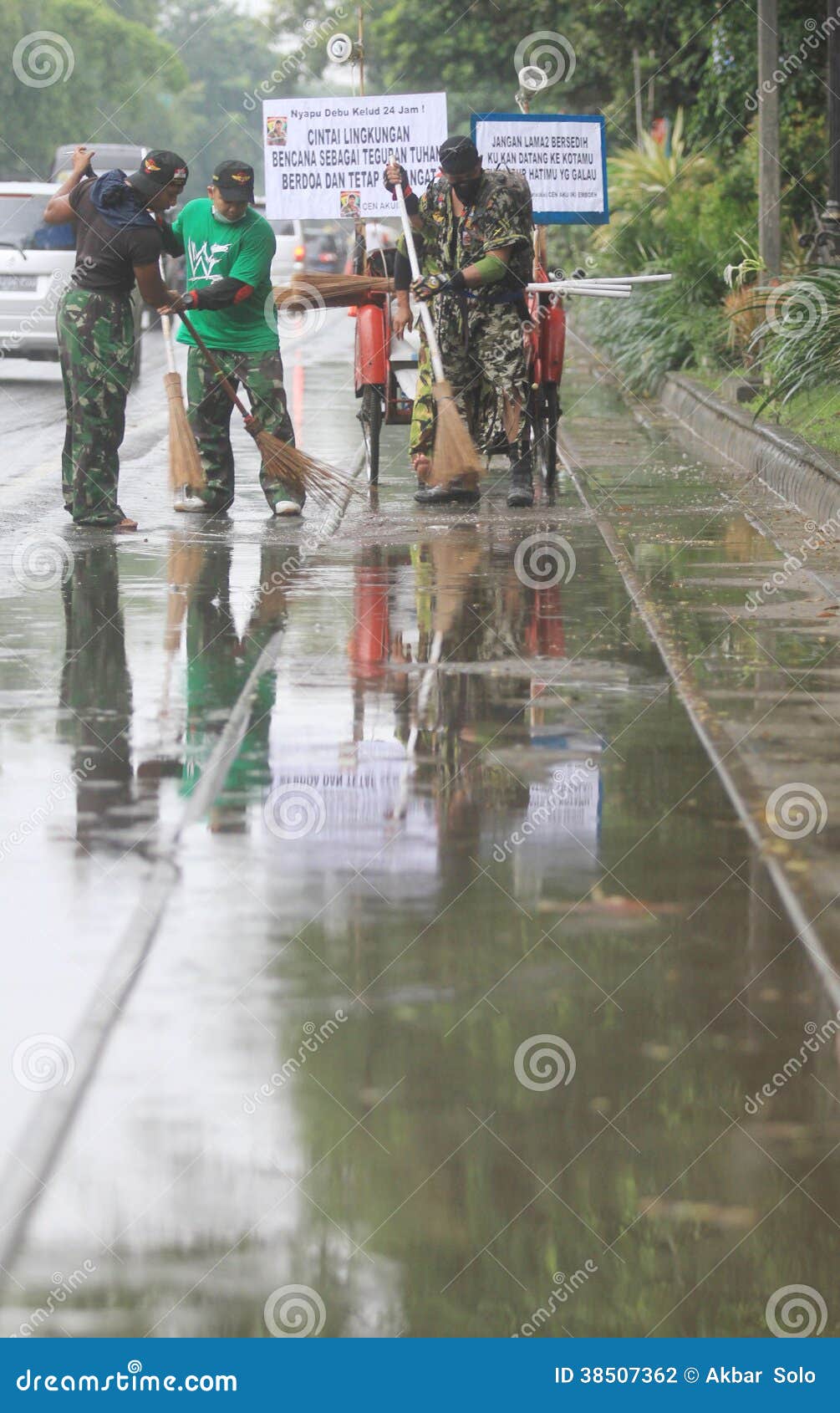 Cleaning mud editorial photography. Image of palace, disaster - 38507362