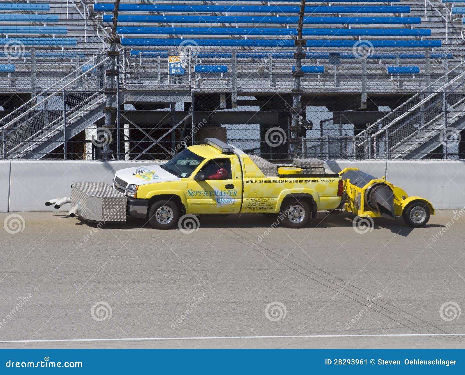 Cleaning the Racetrack editorial photo. Image of fast - 28293961