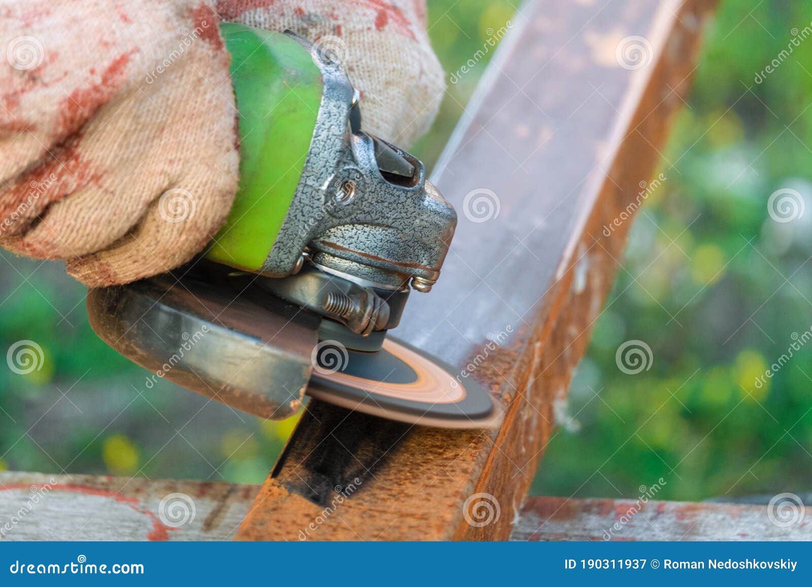 Cleaning Rust on Steel Closed Profile Using an Electric Wheel Grinding ...