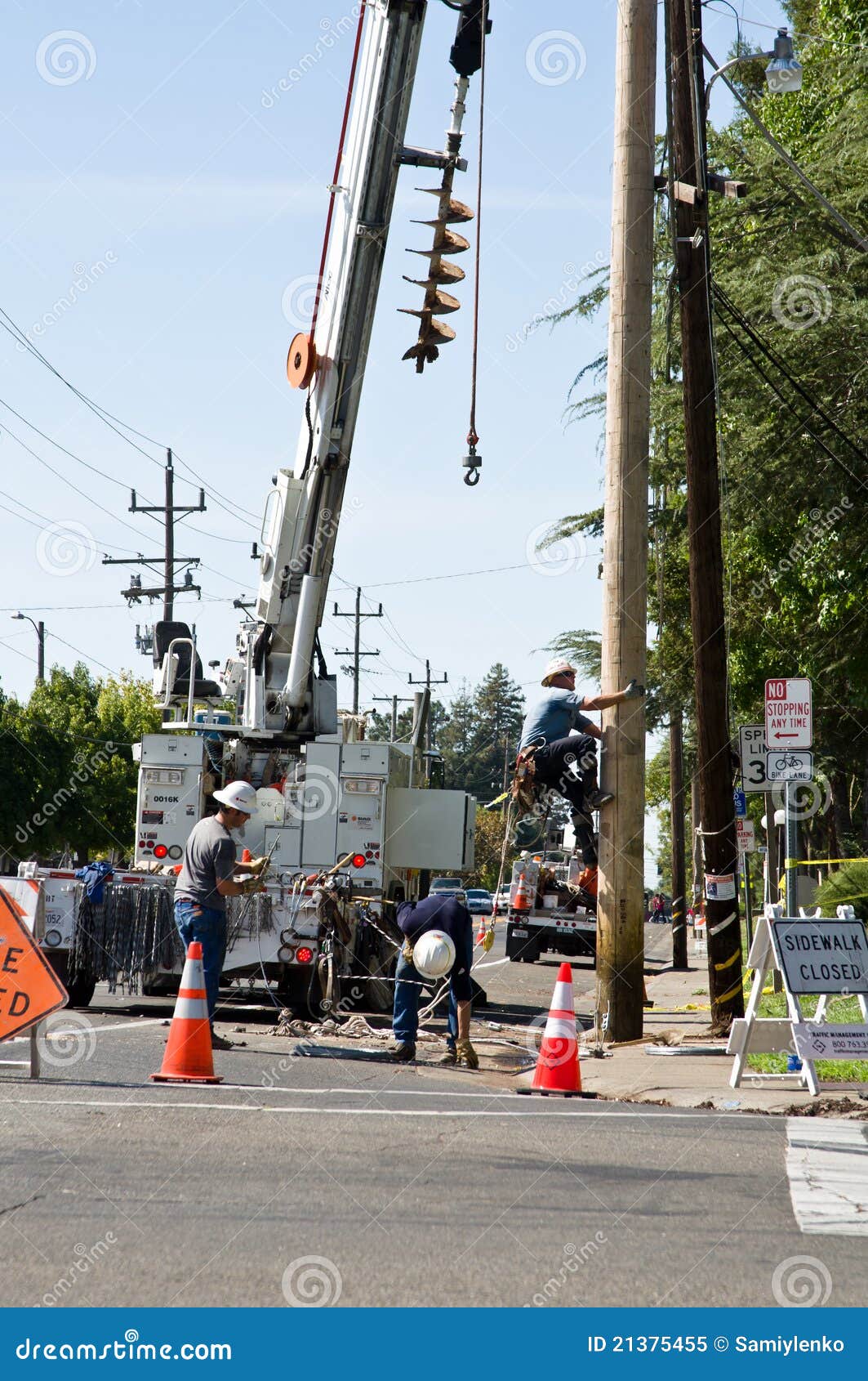 Cleaning up road editorial image. Image of high, powerline - 21375455