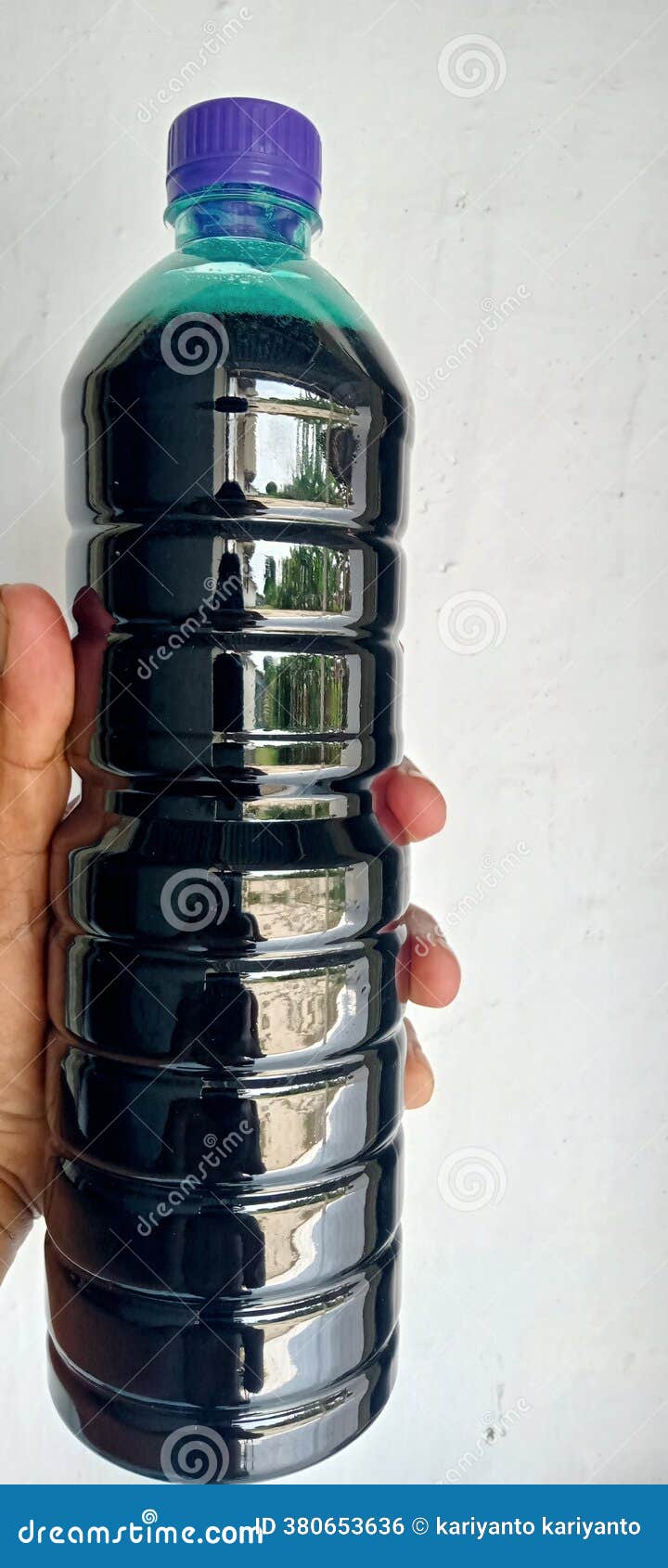 Tar Black Liquid Bitumen Waterproofing Concrete Structure Surface ...