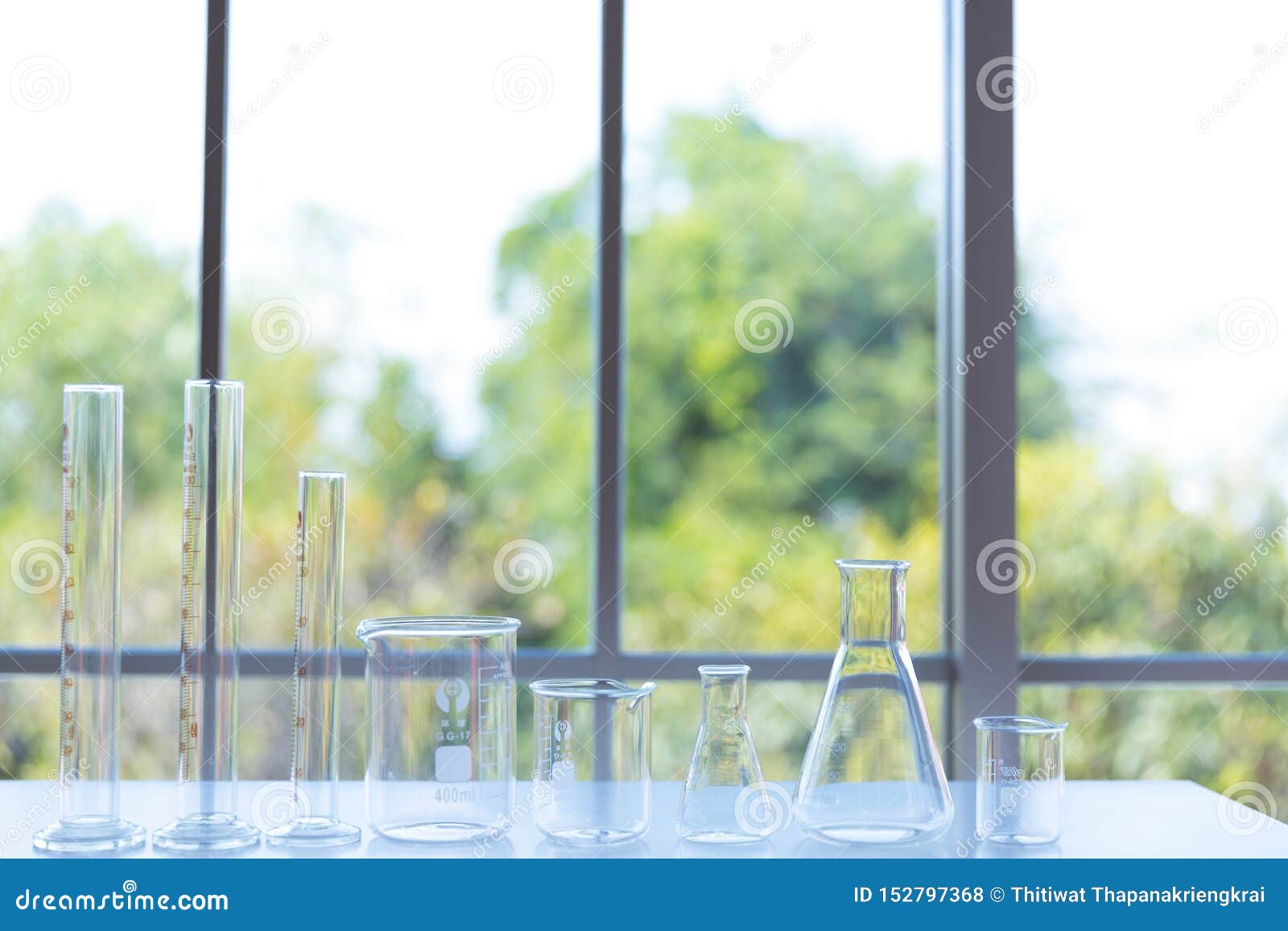 Clear Scientific Glassware, the Different Size of Laboratory Glassware ...
