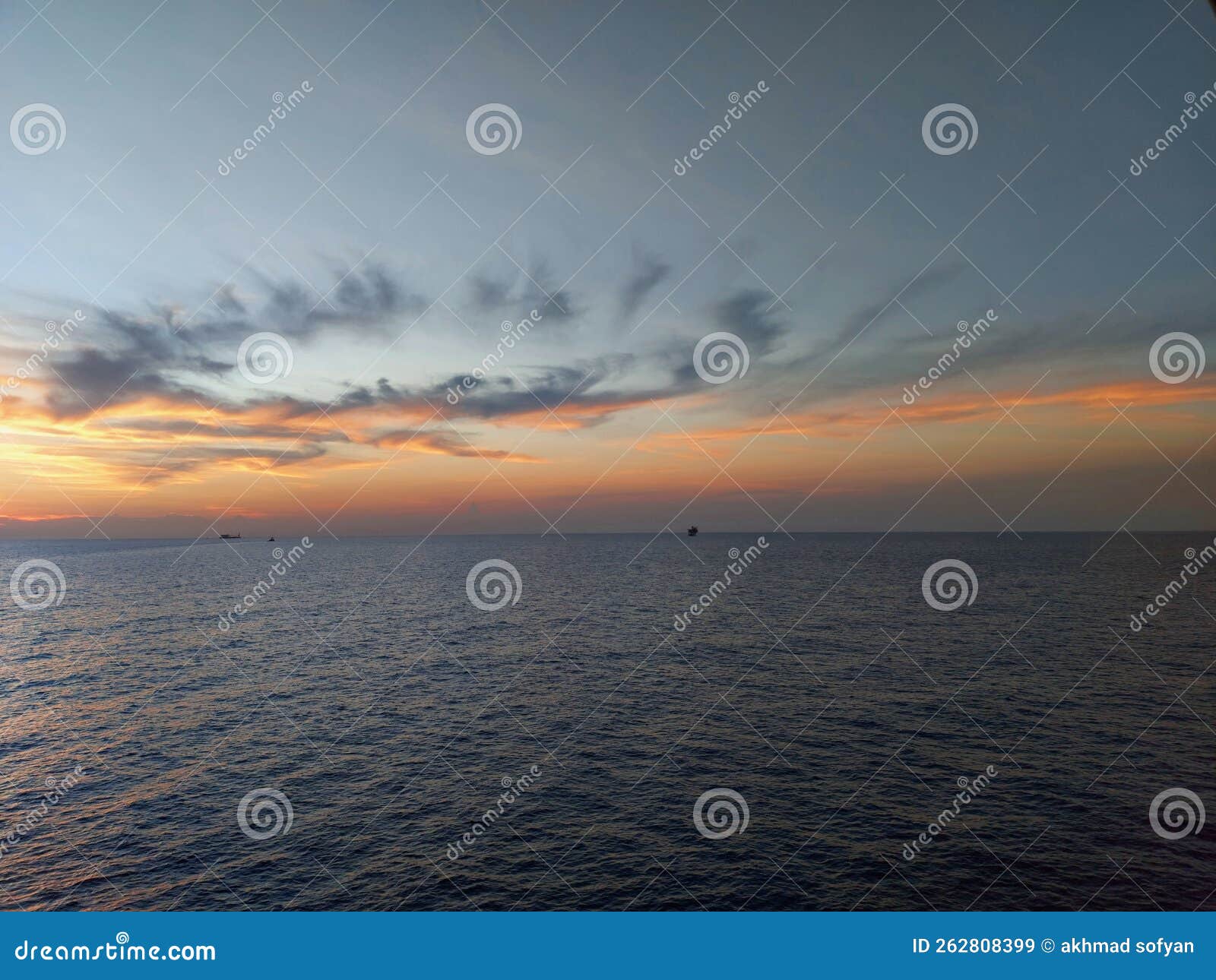 A Clear Sky View in Middle of the Sea Stock Image - Image of ocean ...