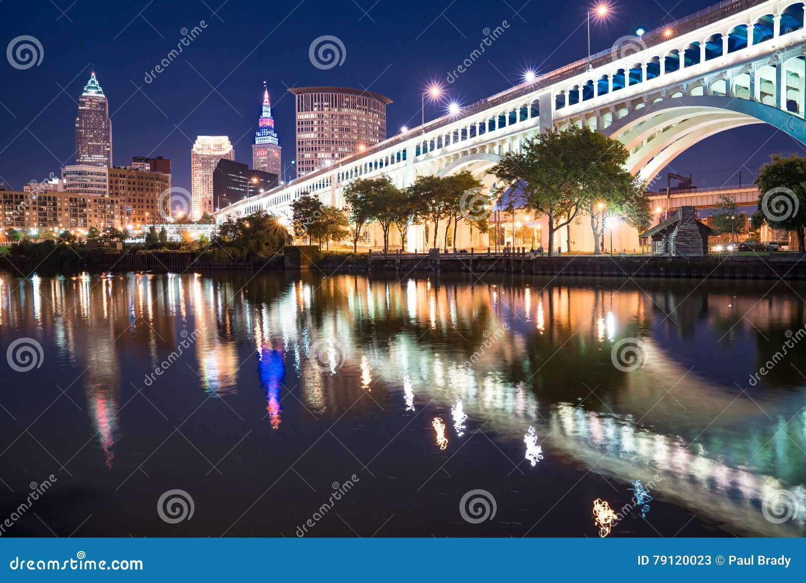 Cleveland Night Skyline immagine stock. Immagine di luci - 79120023