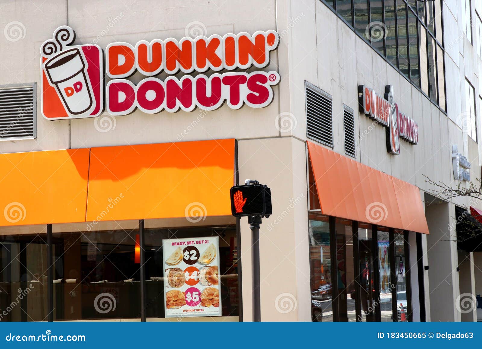 Cleveland Ohio 17 May 2020 Dunkindonuts Coffee Shop Imagen Editorial