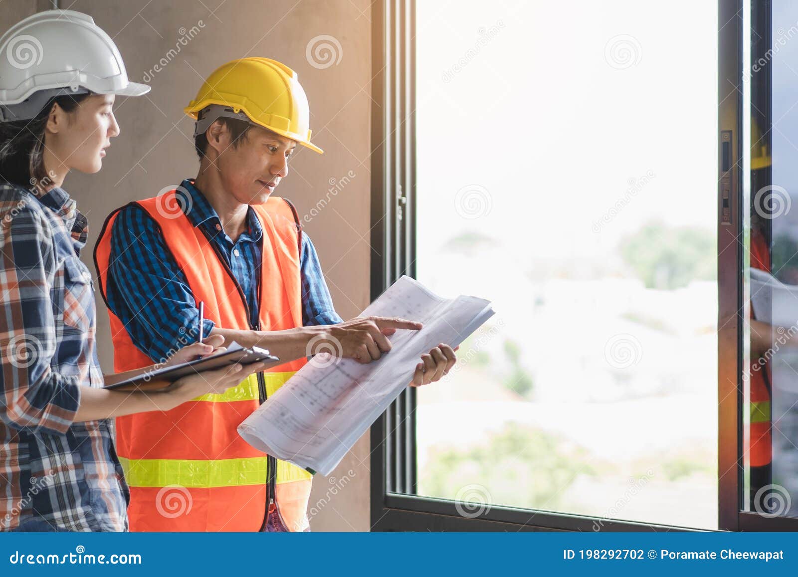 Client and Contractor Discussing Plan To Renovation House Stock Photo ...