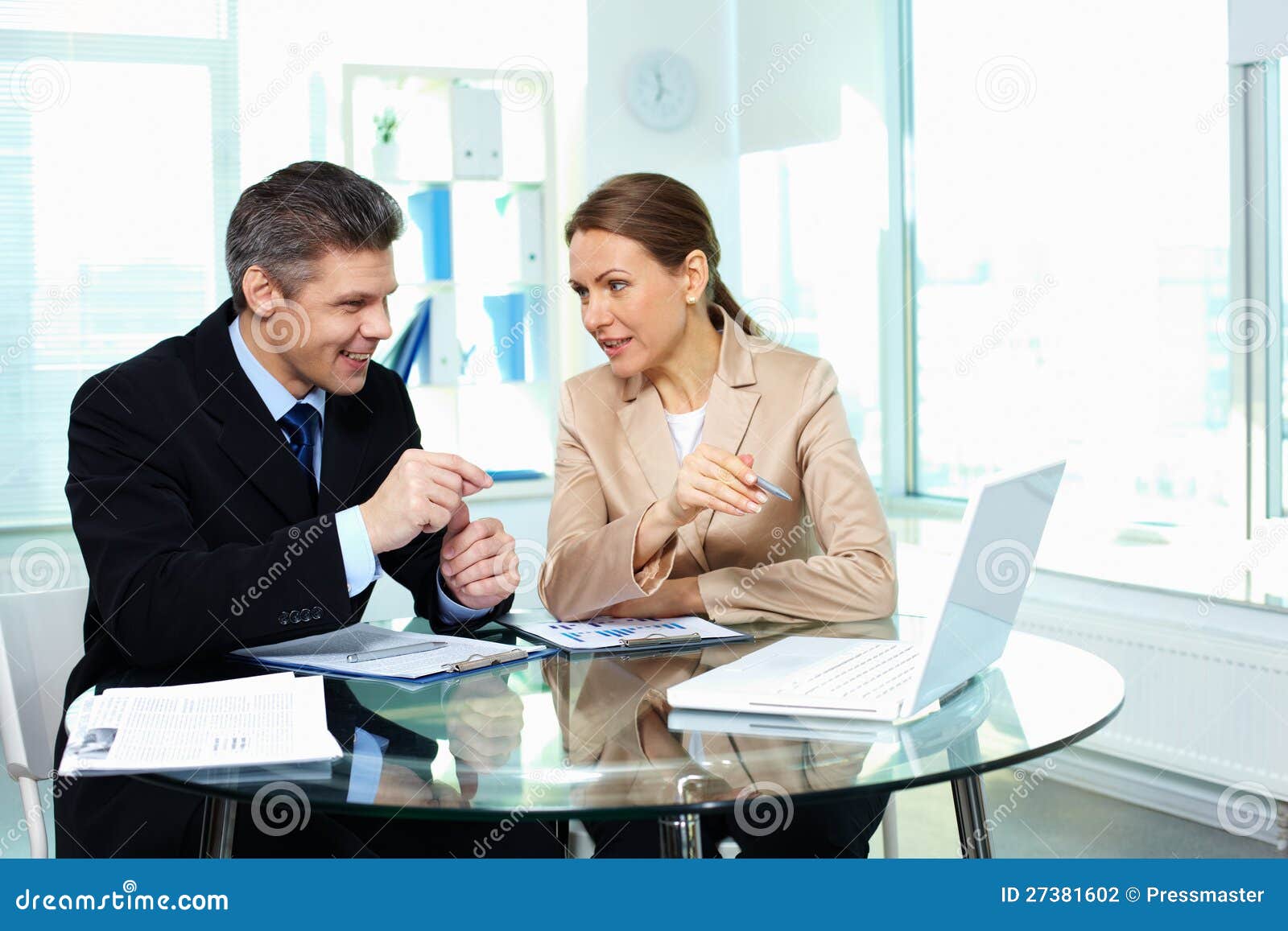 Client heureux photo stock. Image du femelle, personne - 27381602