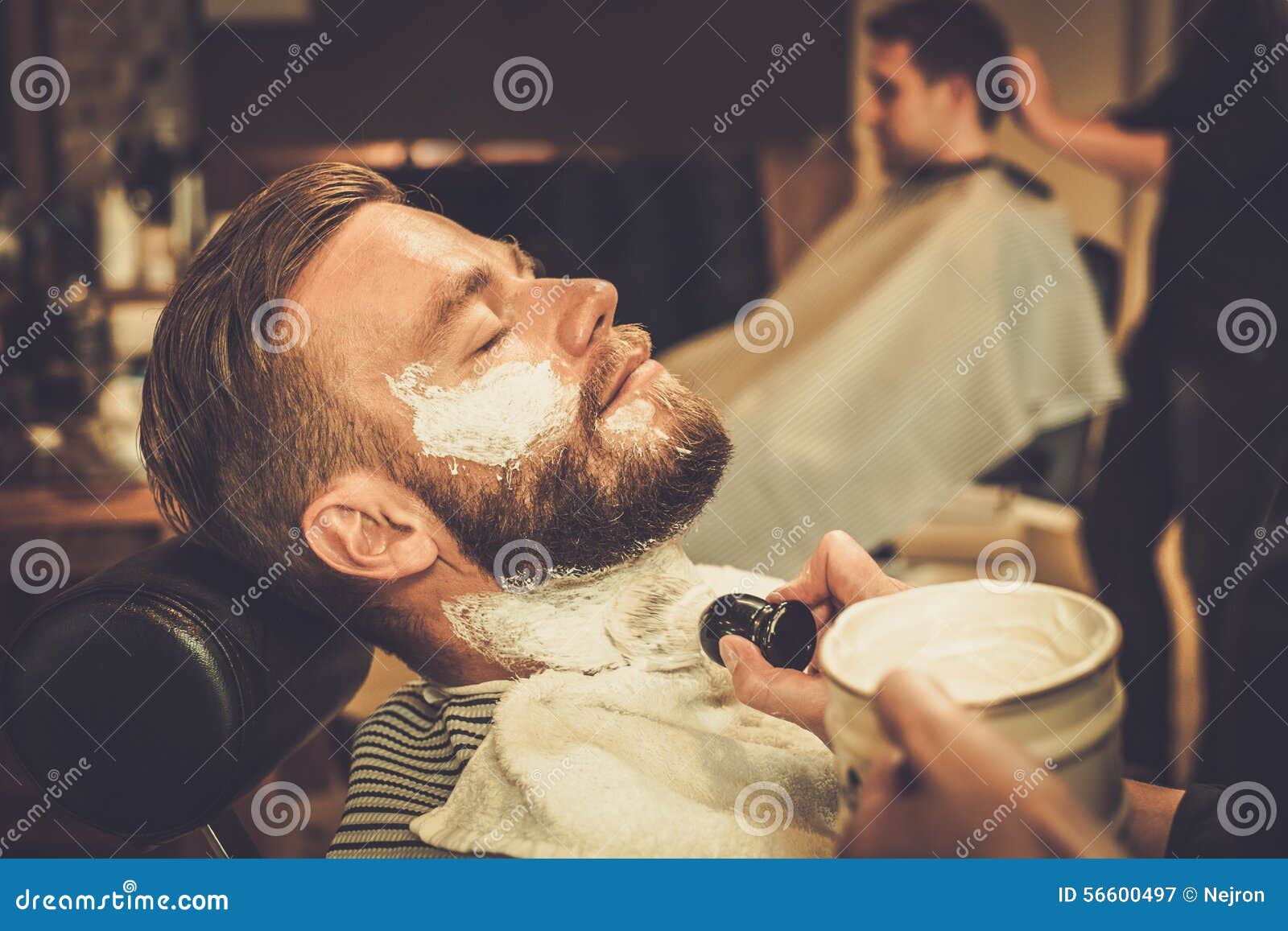 Client Pendant Le Rasage De Barbe Image stock - Image du rasoir, propre ...