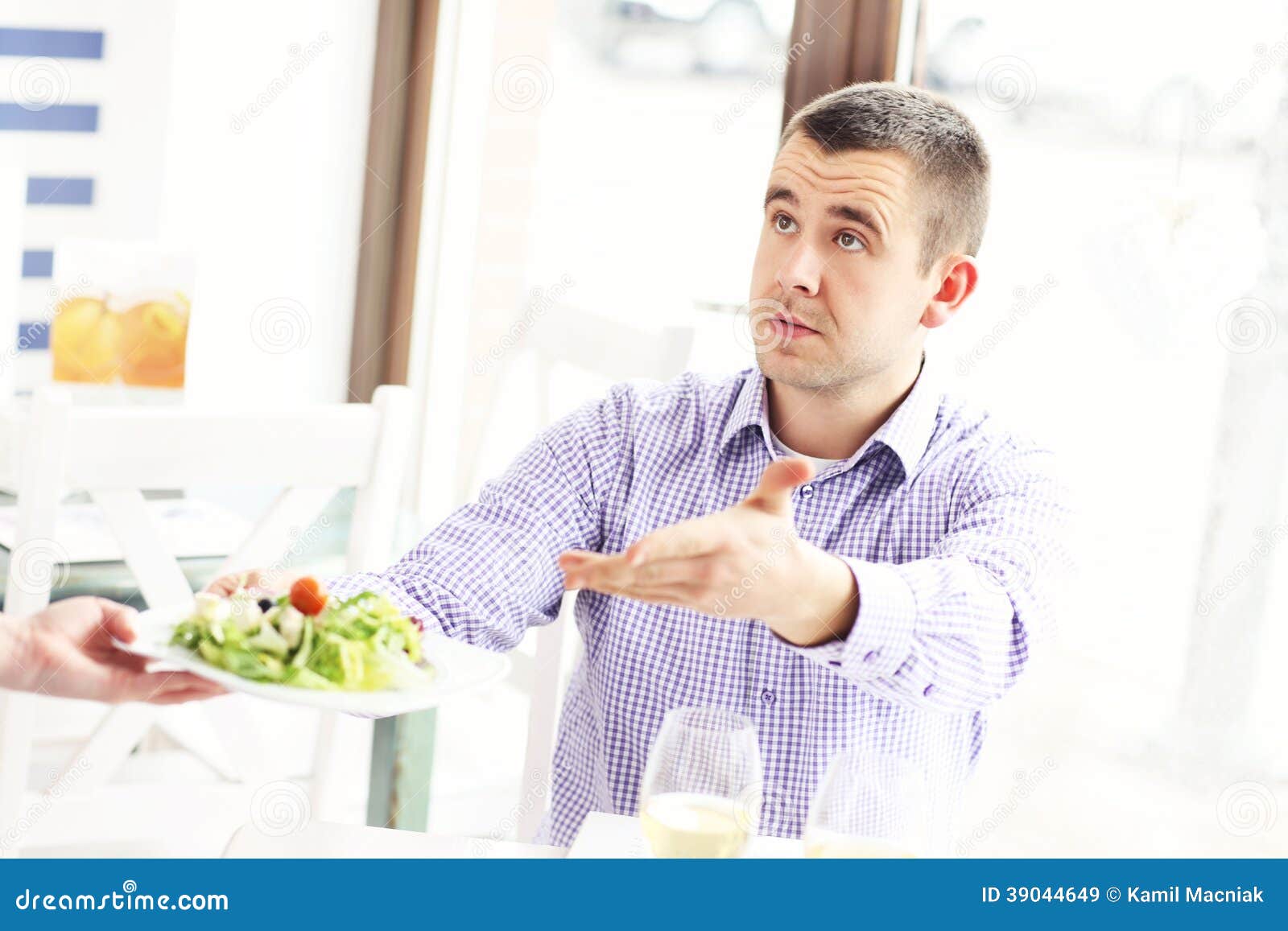 Client Plaignant Dans Un Restaurant Image stock - Image du blanc, homme ...