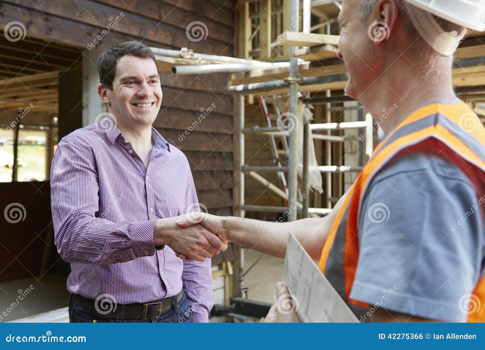 Cliente Che Stringe Le Mani Con Il Costruttore Fotografia Stock ...