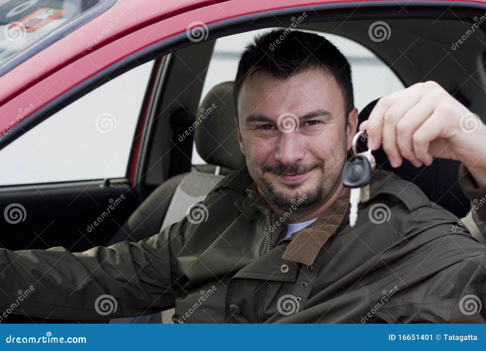 Cliente con el nuevo coche imagen de archivo. Imagen de gente - 16651401