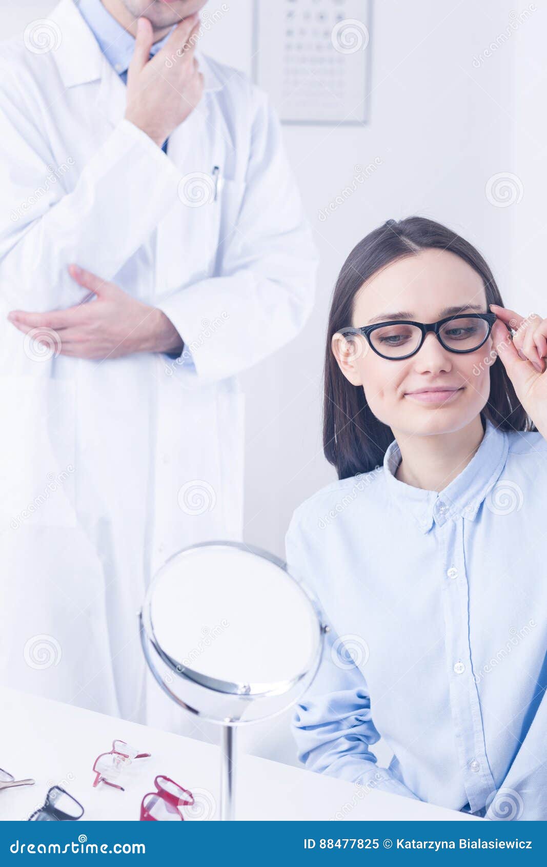 Cliente Contento Que Elige Las Nuevas Lentes Imagen de archivo - Imagen ...