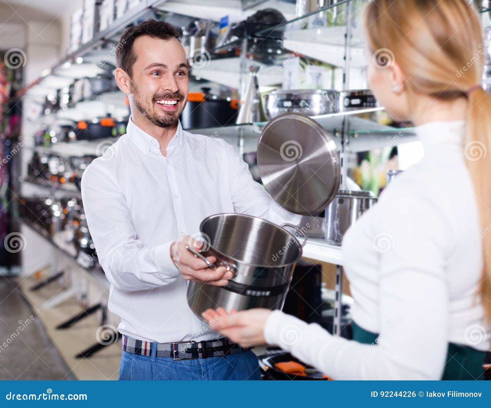 Cliente D'aiuto Del Commesso Maschio Per Scegliere Casseruola ...