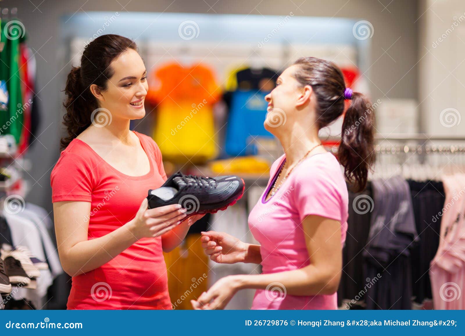 Cliente De Ayuda De La Dependienta Foto de archivo - Imagen de ...