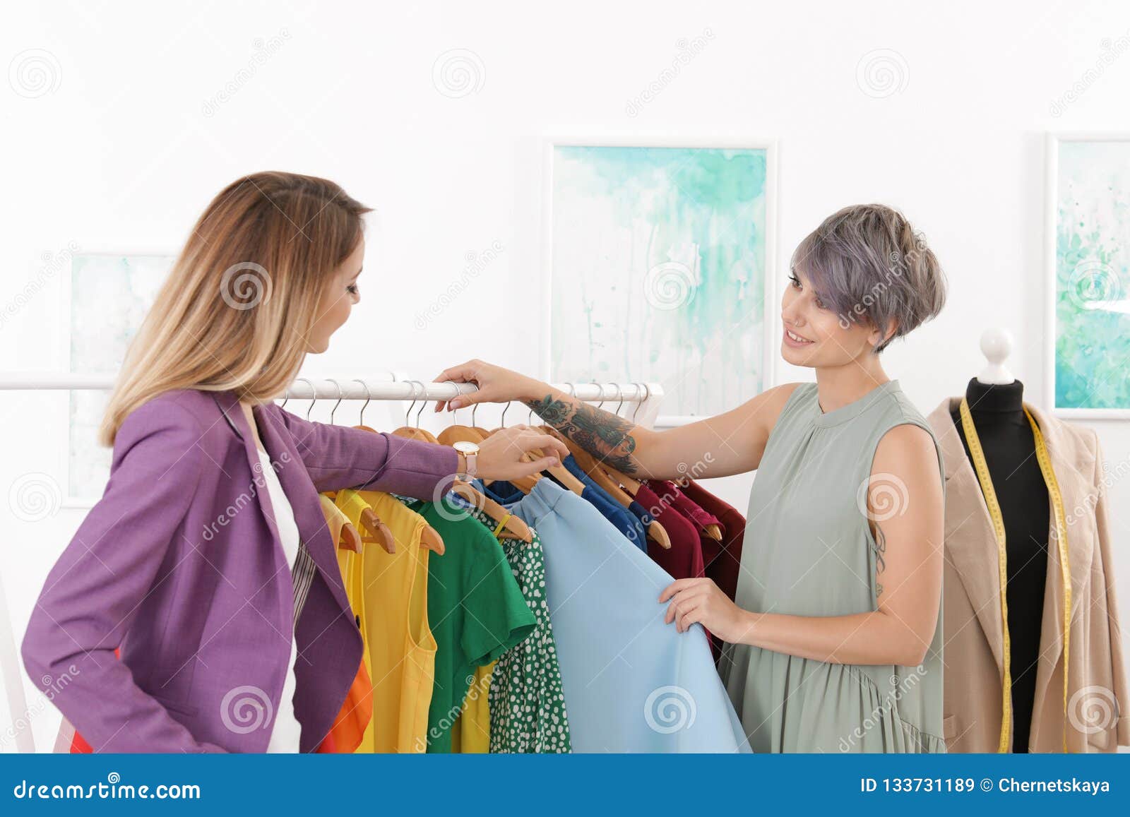 Cliente De Ayuda Del Estilista Joven Para Elegir La Ropa De Moda Imagen ...