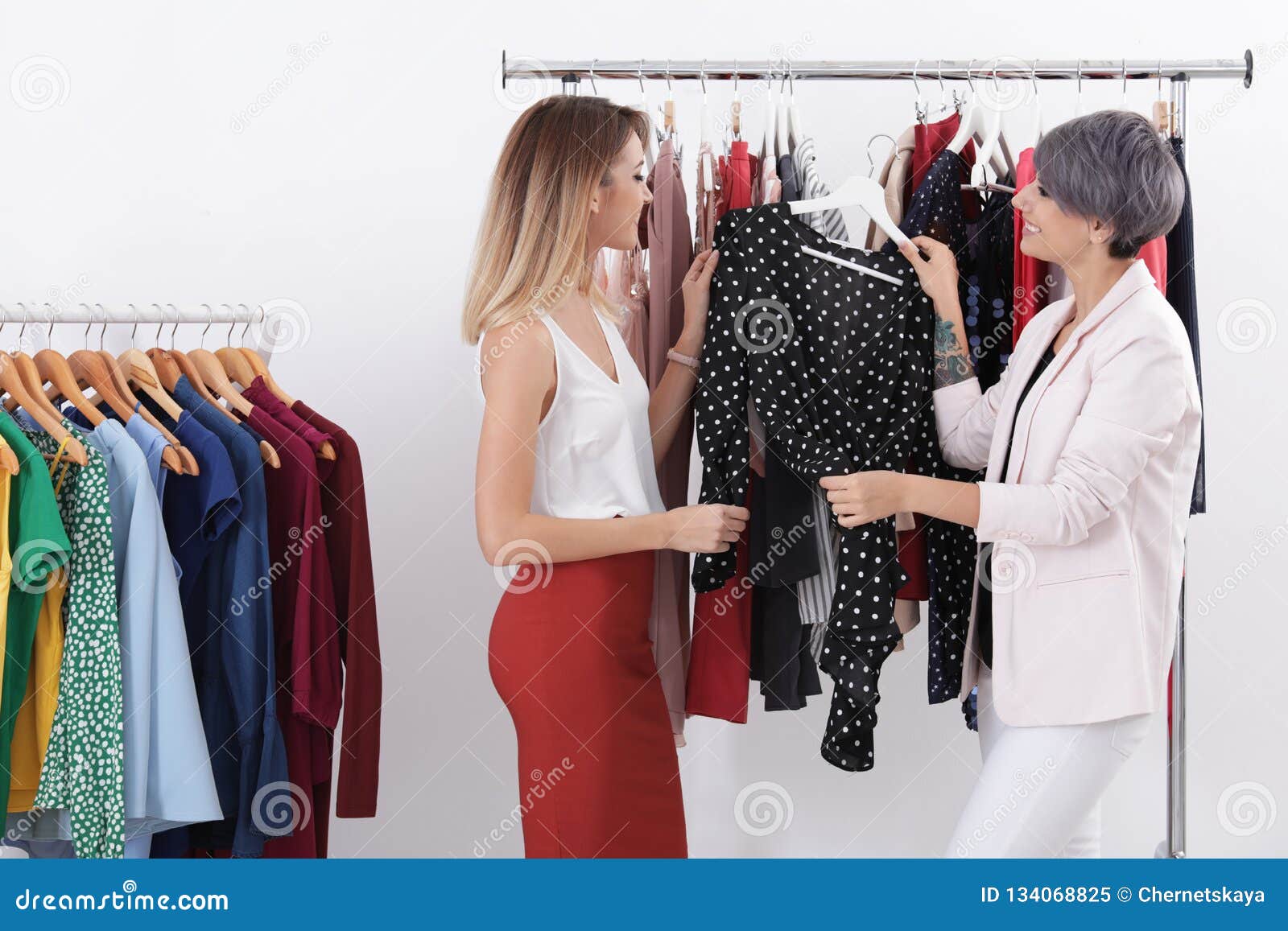 Cliente De Ayuda Del Estilista Joven Para Elegir La Ropa De Moda Imagen ...