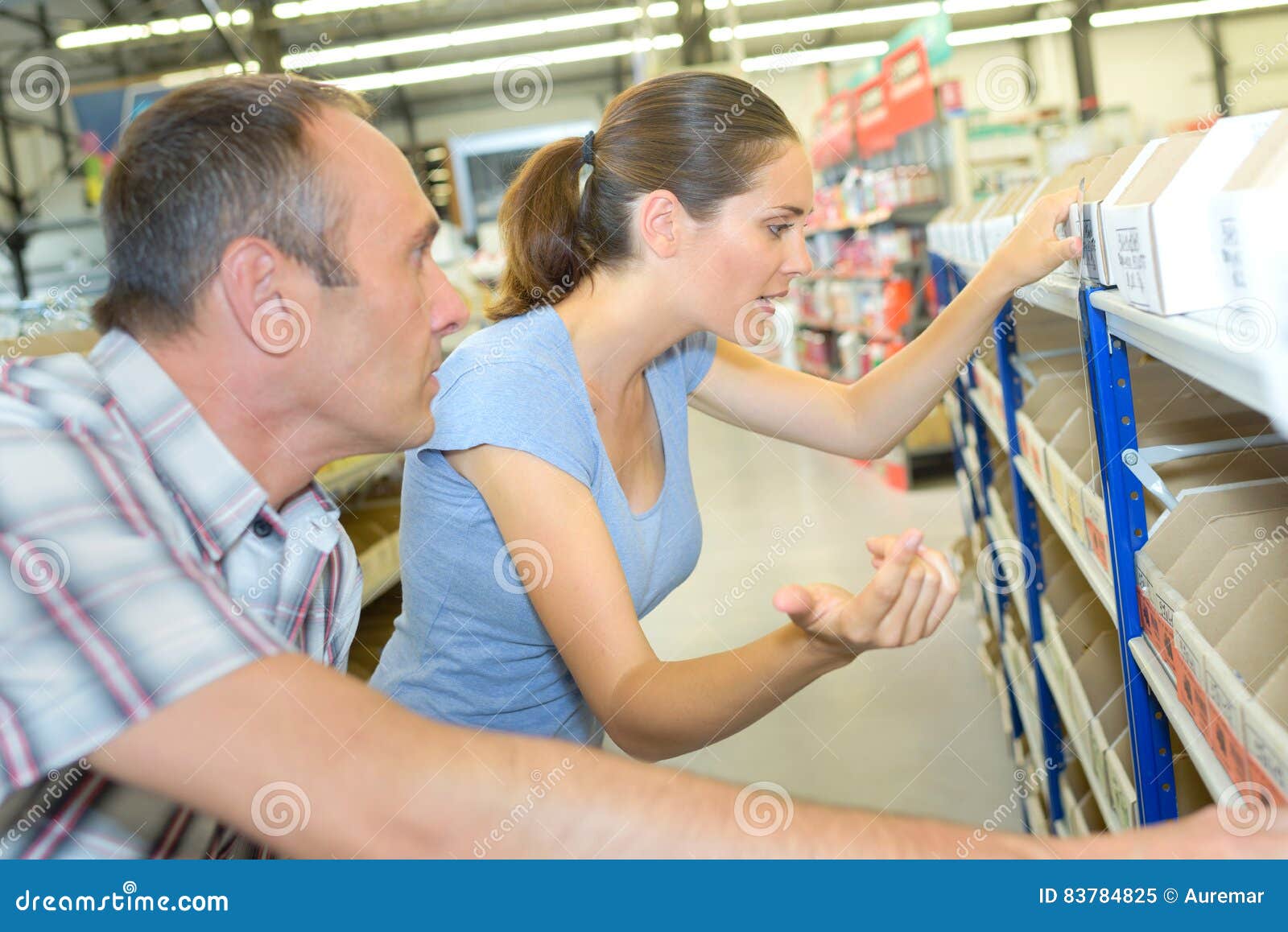 Cliente Decepcionado Que Busca Para El Producto Imagen de archivo ...