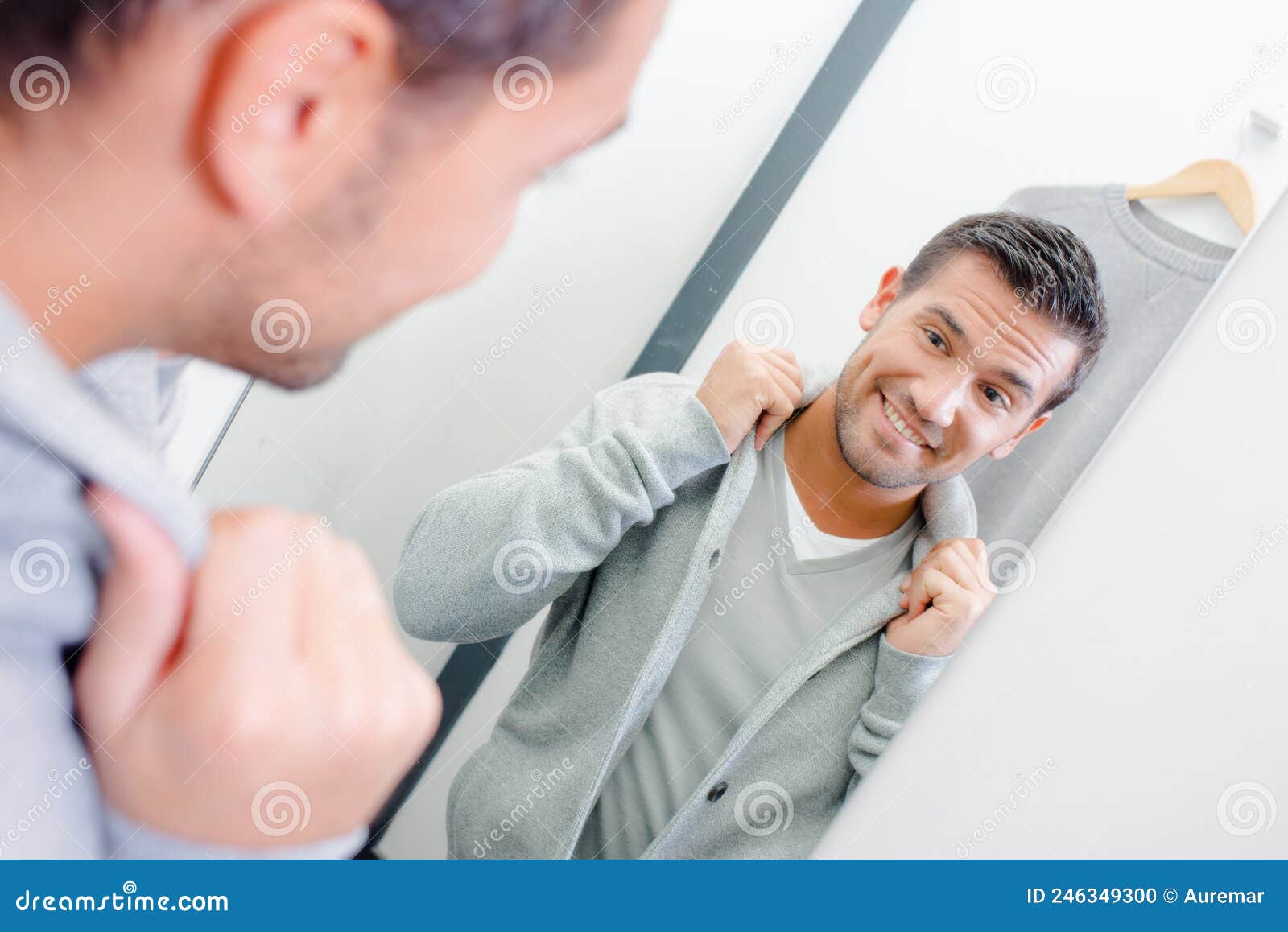 Cliente Descarado En El Vestuario Foto de archivo - Imagen de cosido ...