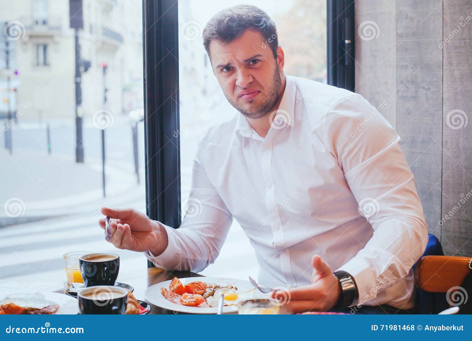 Cliente Descontento Enojado Descontentado En Restaurante Foto de ...