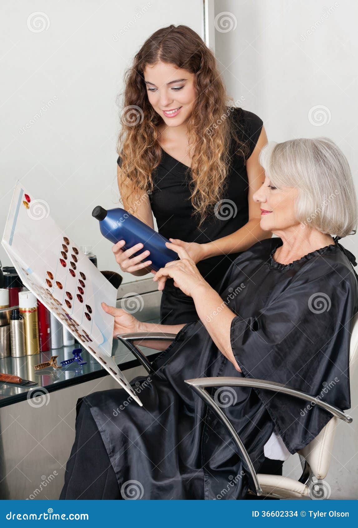 Cliente E Parrucchiere Choosing Hair Color Fotografia Stock - Immagine ...