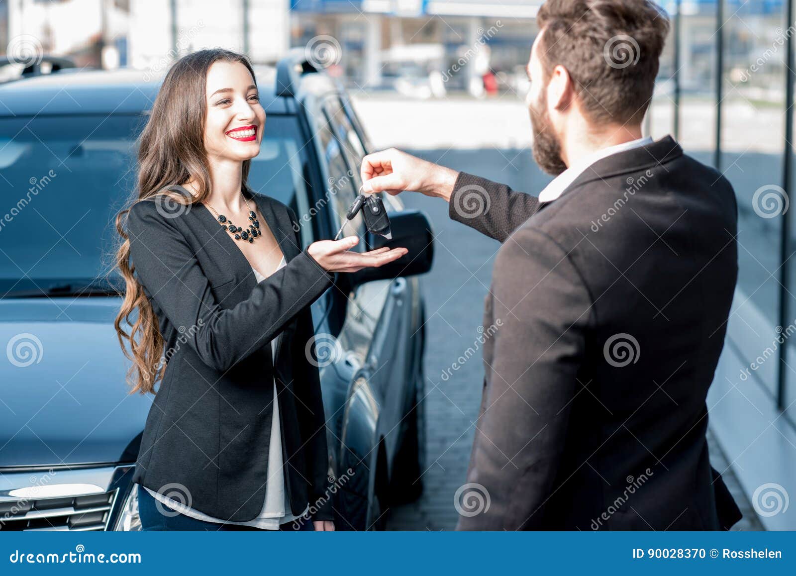 Cliente E Venditore Felici Vicino All'automobile Fotografia Stock ...