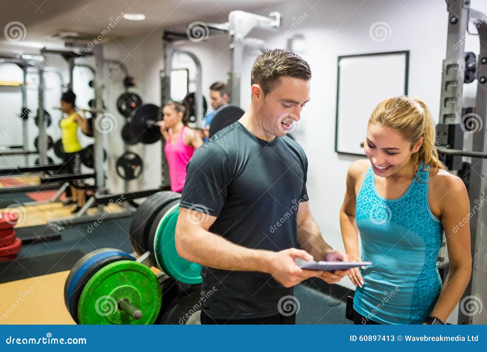 Cliente Ed Istruttore Che Esaminano Il Pc Della Compressa Immagine ...