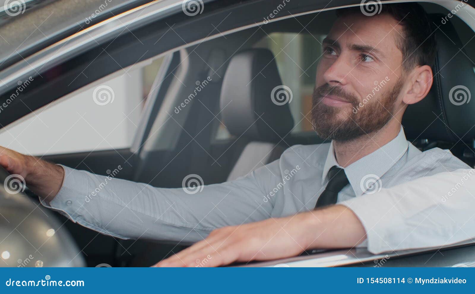 Cliente Emocionado En Interior Del Coche Foto de archivo - Imagen de ...