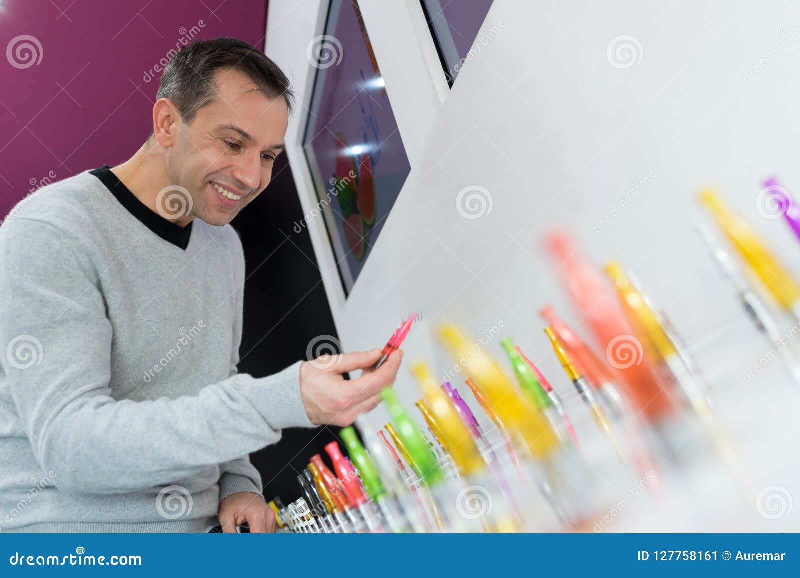 Cliente Emocionado Sobre El E-cigarrillo De Los Differents Imagen de ...