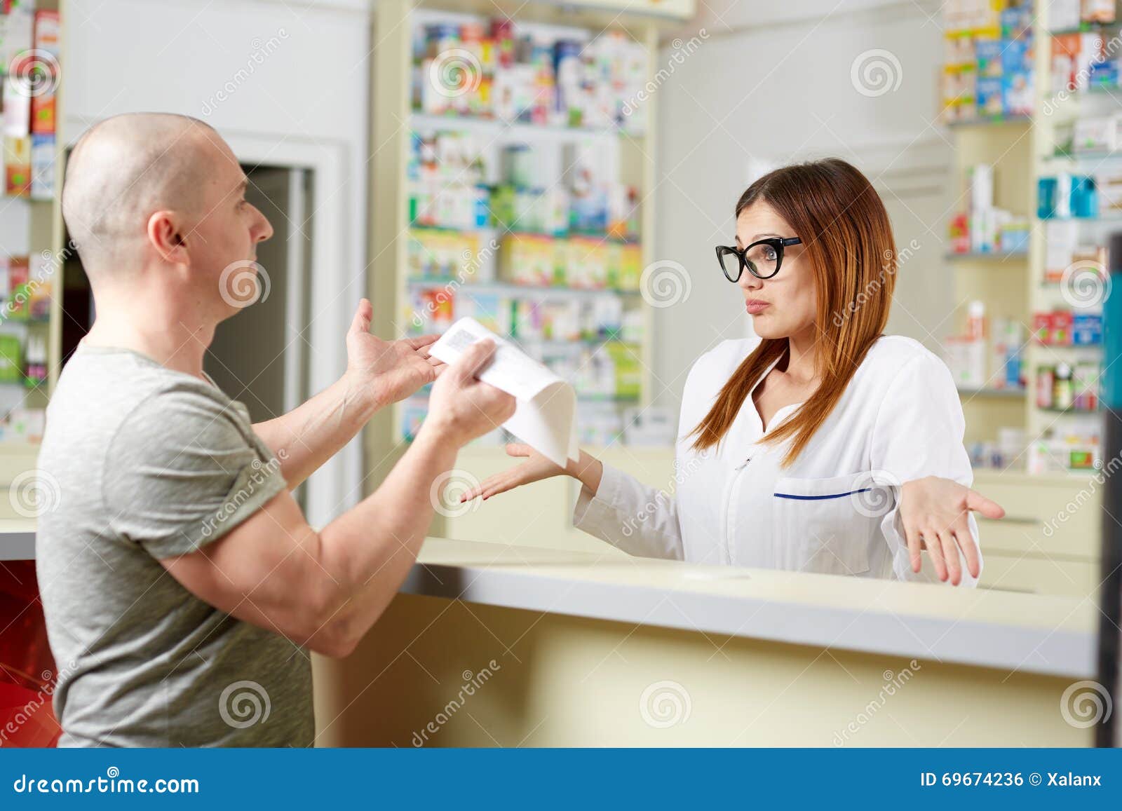 Cliente Enojado En Una Farmacia Foto de archivo - Imagen de almacén ...