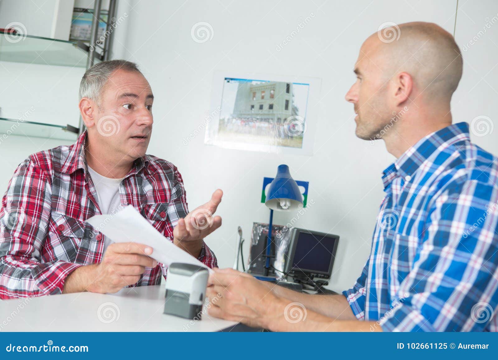 Cliente Enojado Que Sostiene El Papel Imagen de archivo - Imagen de ...